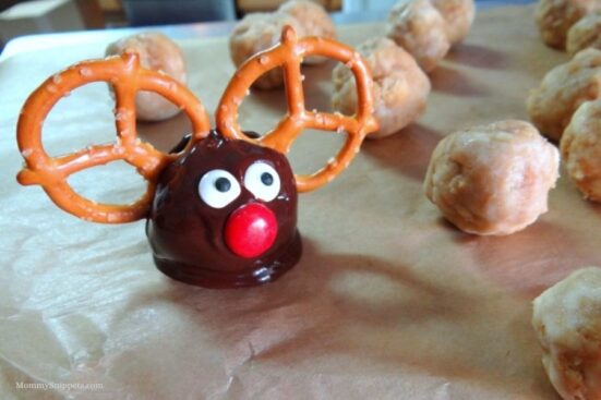 How to Make Easy No Bake Christmas Reindeer Treats - Mommy Snippets
